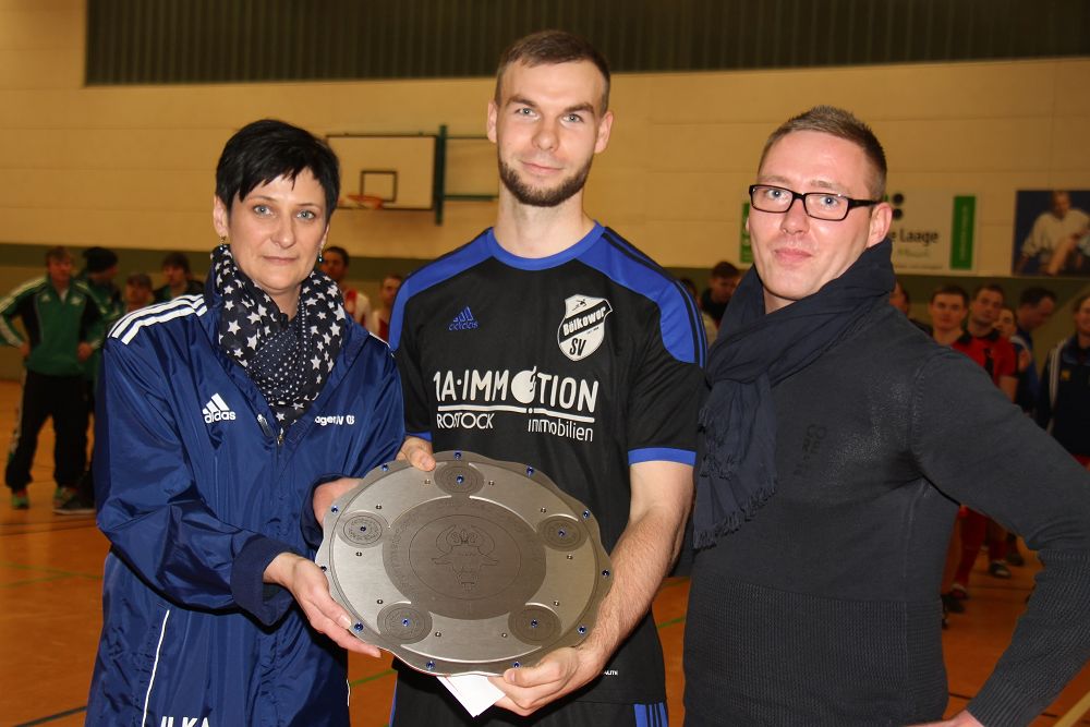 Bölkow-Kapitän Michael Hintze (M.) nahm die Siegertrophäe aus den ...